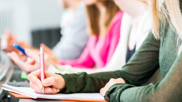Troisième cycle en école ou en université : le match!