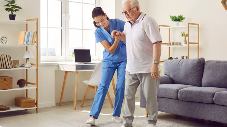 Auxiliaire de vie ou aide à domicile : quelles différences