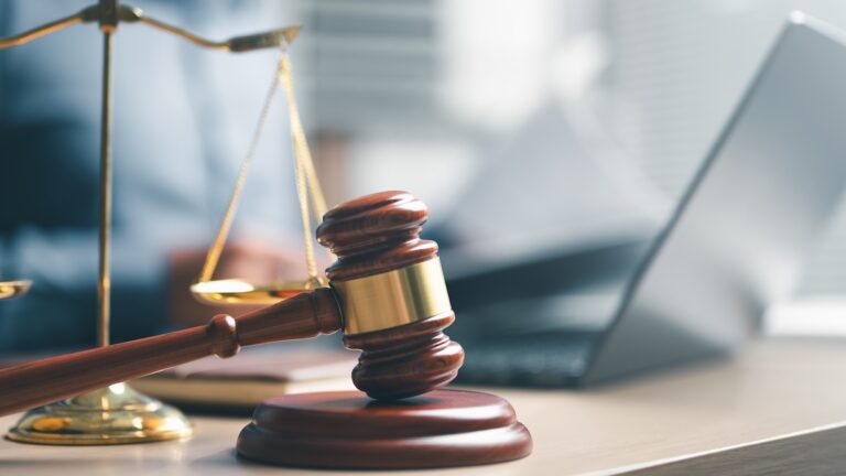 BUT CJ ou licence de droit : quelles différences et comment choisir